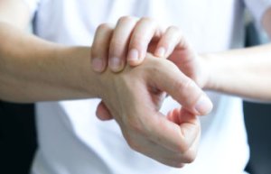 Signs and Symptoms of Triangular Fibrocartilage Complex (TFCC) Tears ...